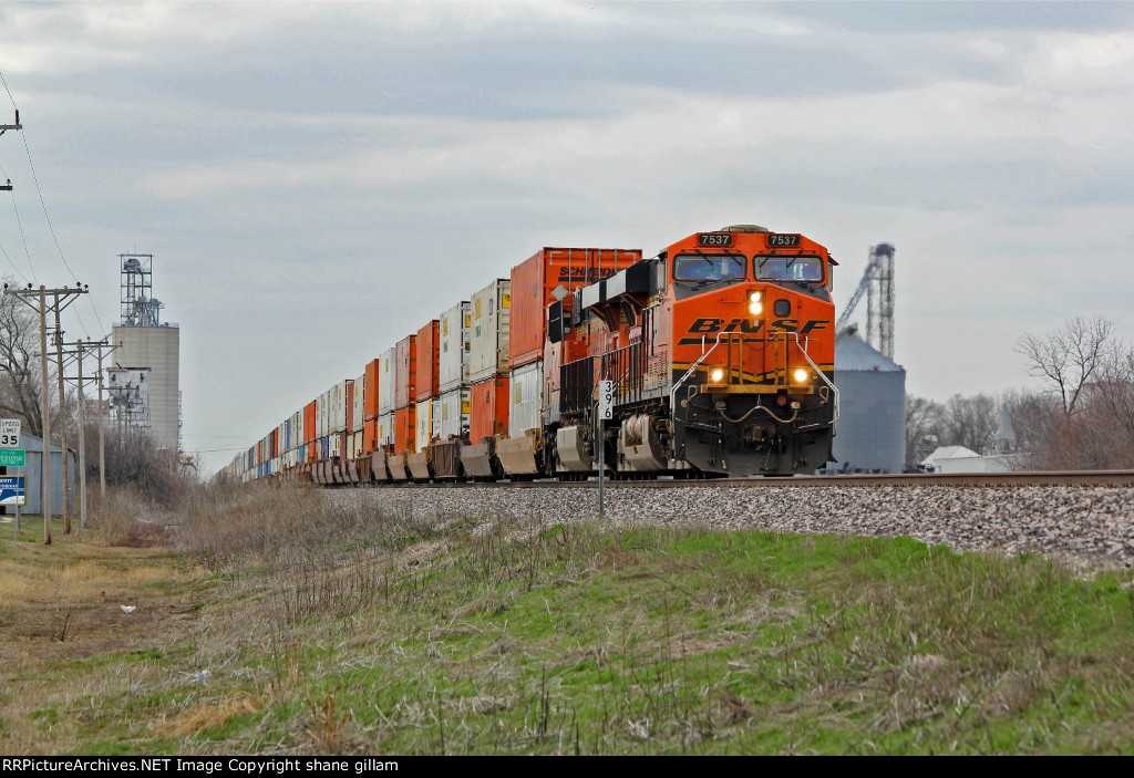 BNSF 7537 Hustles a Wb stack train.